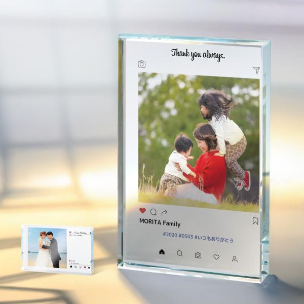 大切な思い出を、透明感あふれるガラスブロックに閉じ込めました。お気に入りの写真を複数枚レイアウトできるので、特別な瞬間をひとつの作品として飾ることができます。厚みのあるガラスが上品な光を取り込み、どの角度から見ても美しく映えるデザイン。イン...