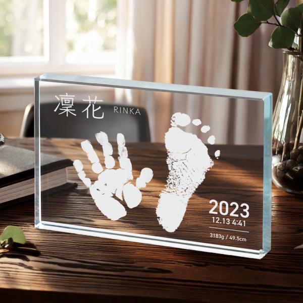 大切な思い出を、透明感あふれるガラスブロックに閉じ込めました。お子様の手形足形、誕生日とお名前、身長 体重 出生時間を印字でき、ひとつの作品として飾ることができます。厚みのあるガラスが上品な光を取り込み、どの角度から見ても美しく映えるデザイ...
