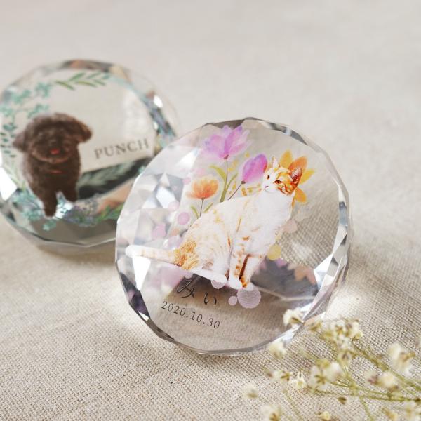 お写真1枚から、簡単にお作りできます!フルカラーで クリスタルの表面に印刷します。 美しい毛色や羽色などが そのまま表現でき、 特殊加工を施しておりますので 色あせ・水濡れにも強いのが 特徴です。自立式の丸いスタンドタイプのお位牌です。 シ...