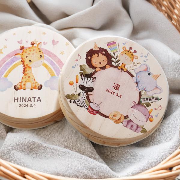 職人さんがひとつひとつ丁寧に作った松の乳歯ケースです。完全オリジナルでお名前や誕生日をお入れ出来ます。お子さん用・ギフト用にぴったりです♪お名前と誕生日を刻印できます。オプションで裏面に出生時間　体重　身長を刻印できます。本体の大きさ直径 ...