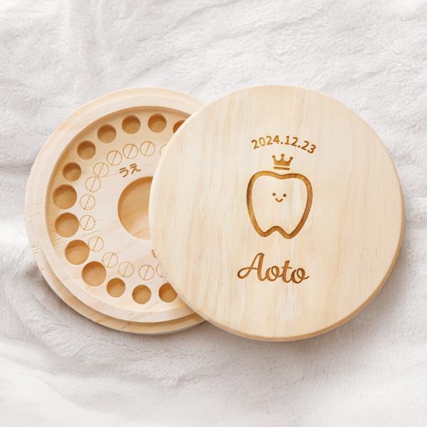 職人さんがひとつひとつ丁寧に作った松の乳歯ケースです。完全オリジナルでお名前や誕生日をお入れ出来ます。お子さん用・ギフト用にぴったりです♪お名前と誕生日を刻印できます。オプションで裏面に出生時間　体重　身長を刻印できます。本体の大きさ直径 ...
