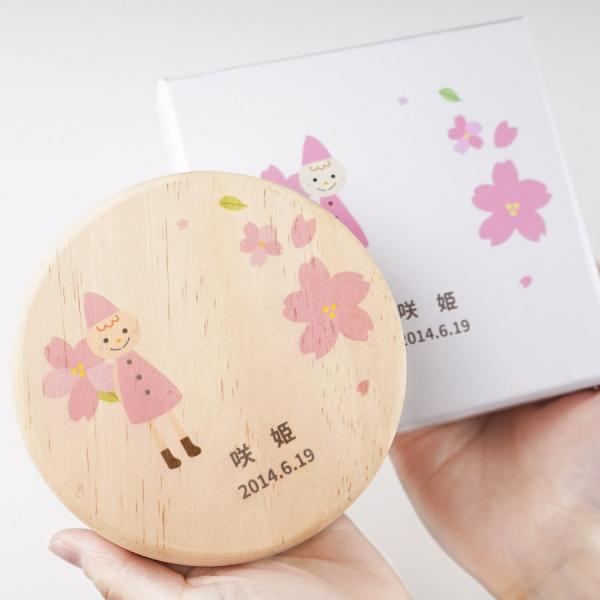 職人さんがひとつひとつ丁寧に作った松の乳歯ケースです。完全オリジナルでお名前や誕生日をお入れ出来ます。お子さん用・ギフト用にぴったりです♪お名前と誕生日を刻印できます。オプションで裏面に出生時間　体重　身長を刻印できます。本体の大きさ直径 ...