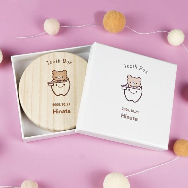 職人さんがひとつひとつ丁寧に作った松の乳歯ケースです。完全オリジナルでお名前や誕生日をお入れ出来ます。お子さん用・ギフト用にぴったりです♪お名前と誕生日を刻印できます。オプションで裏面に出生時間　体重　身長を刻印できます。本体の大きさ直径 ...