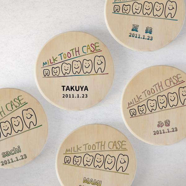 職人さんがひとつひとつ丁寧に作った松の乳歯ケースです。完全オリジナルでお名前や誕生日をお入れ出来ます。お子さん用・ギフト用にぴったりです♪お名前と誕生日を刻印できます。オプションで裏面に出生時間　体重　身長を刻印できます。本体の大きさ直径 ...