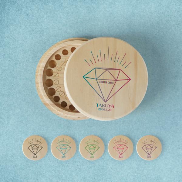 職人さんがひとつひとつ丁寧に作った松の乳歯ケースです。完全オリジナルでお名前や誕生日をお入れ出来ます。お子さん用・ギフト用にぴったりです♪お名前と誕生日を刻印できます。オプションで裏面に出生時間　体重　身長を刻印できます。本体の大きさ直径 ...