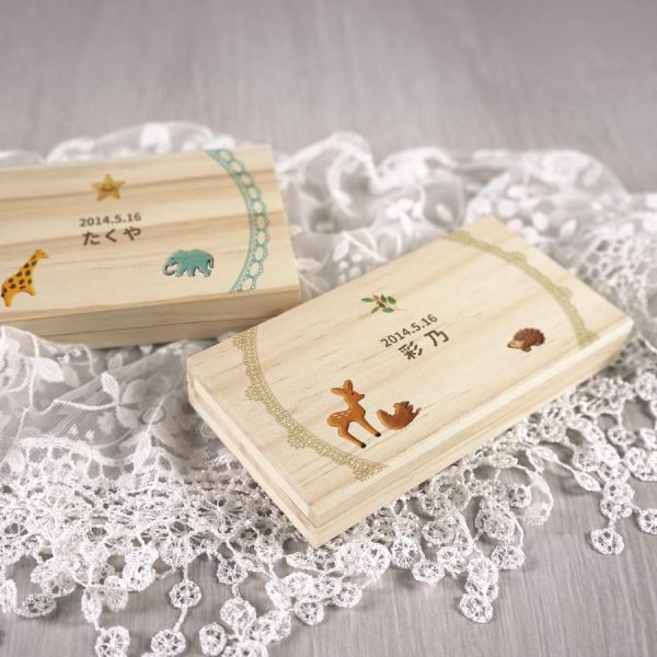 職人さんがひとつひとつ丁寧に作った松の乳歯ケースです。完全オリジナルでお名前や誕生日をお入れ出来ます。お子さん用・ギフト用にぴったりです♪お名前と誕生日を刻印できます。オプションで裏面に出生時間　体重　身長を刻印できます。本体の大きさ直径 ...