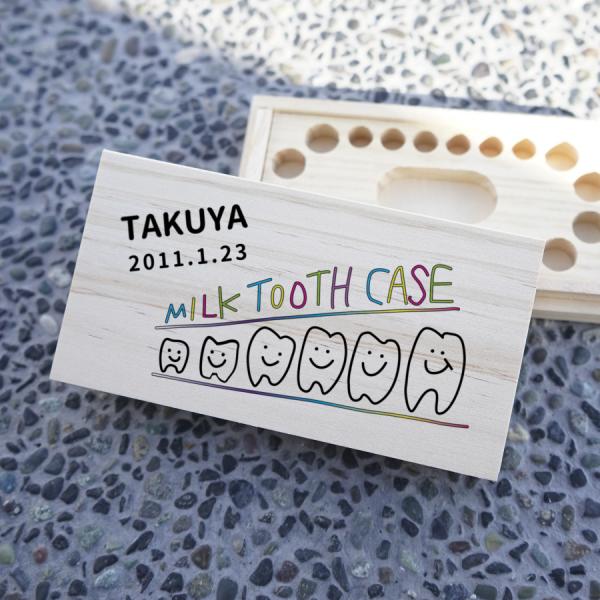 職人さんがひとつひとつ丁寧に作った松の乳歯ケースです。完全オリジナルでお名前や誕生日をお入れ出来ます。お子さん用・ギフト用にぴったりです♪お名前と誕生日を刻印できます。オプションで裏面に出生時間　体重　身長を刻印できます。本体の大きさ直径 ...