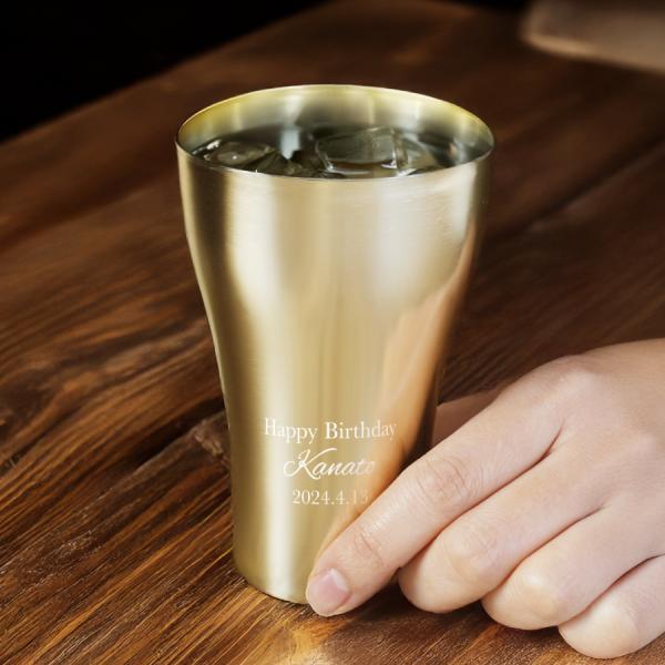 冷たい飲み物専用のゴールドタンブラーに、アイスストーンとギフトボックスが付いた贅沢なセットです。軽量なアルミ素材で持ちやすく、シンプルで洗練されたデザインはどんなシーンにもマッチします。容量350ml、重さわずか40gと軽量なので、気軽に使...