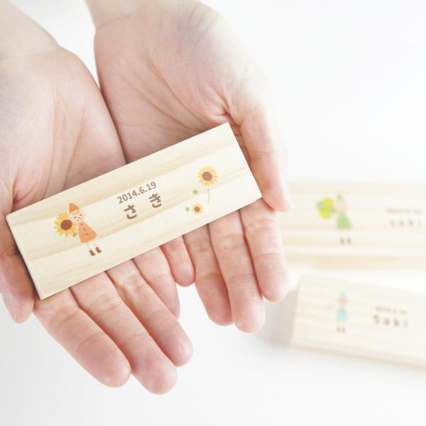 職人さんがひとつひとつ丁寧に作った松の産毛ケースです。完全オリジナルでお名前や誕生日をお入れ出来ます。お子さん用・ギフト用にぴったりです♪お名前と誕生日を刻印できます。オプションで裏面に出生時間　体重　身長を刻印できます。本体の大きさSサイ...