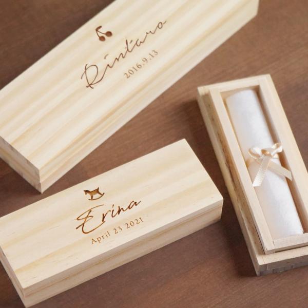 職人さんがひとつひとつ丁寧に作った松の産毛ケースです。完全オリジナルでお名前や誕生日をお入れ出来ます。お子さん用・ギフト用にぴったりです♪お名前と誕生日を刻印できます。オプションで裏面に出生時間　体重　身長を刻印できます。本体の大きさSサイ...