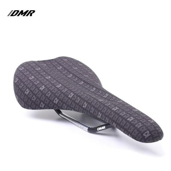 25周年記念プリントを施したDMR 25th Anniversary Saddleです。丈夫で軽量で用途の広いマウンテンバイク向けのサドルで、オールマウンテンやエンデューロからアグレッシブなトレイルでの使用まで、あらゆる用途に適しています。...