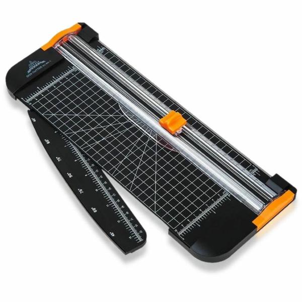 【発売日：2026年01月30日】45度から90度までカットできます。毎回同じ寸法の紙を裁断できるため目盛りと格子がついているビニールカッターマットがあります。良質な材料＆ブレード交換可能鋭い刃で日常の直線カットに役立つ。良質な硬質合金刃を...
