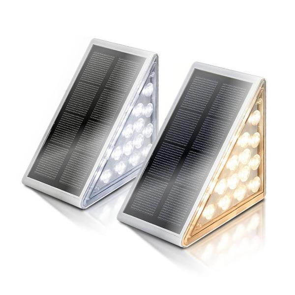 ●置くだけ簡単な階段照明陽の当たる場所に設置するだけで自動点灯するソーラーライトです。階段や段差にピッタリの三角形なので置くだけでフィットします。●暖色光&amp;温かみのある雰囲気●光センサー搭載で暗くなると点灯します。●明暗センサーで自...