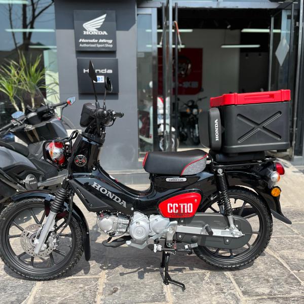 商品仕様重さ：5KG材質：ABS樹脂容量：43Lセット内容：本体×1取り付け工具×1式車種専用カラー一体感を壊さず、後付け感のない装着イメージプロのこだわりカブに相応しい高品質ABS樹脂でもっと軽量にアルミとは違い、当商品は高品質なABS樹...