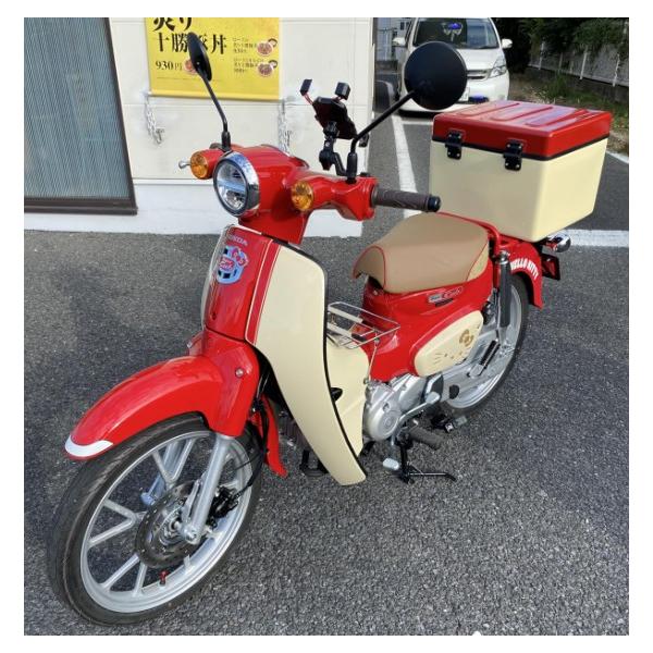 商品仕様重さ：3.5KG材質：FRP容量：43L・外寸 350(W)×400(L)×320(H) mm・内寸 330(W)×380(L)×300(H) mmセット内容：本体×1取り付け工具×1式【純正同色塗装!!!】カブのボディー同色で作ら...