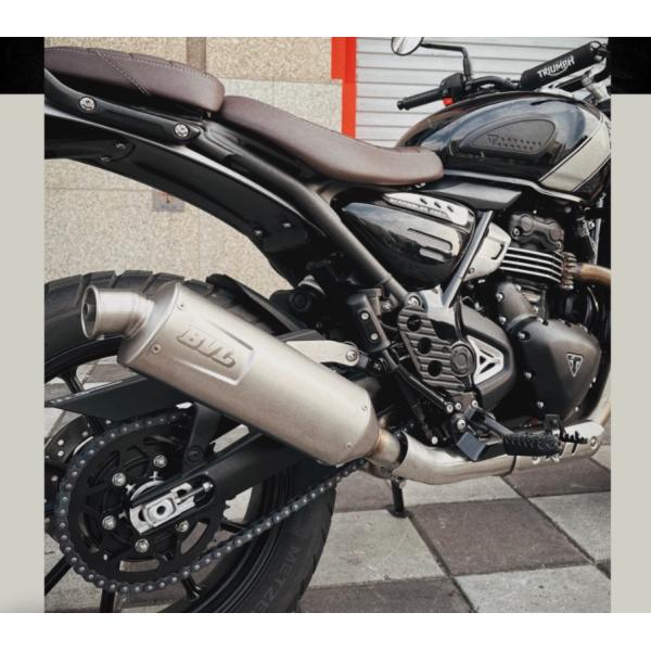 スクランブラー400X 2024~ スピード400 2024~材質：ステンレス製カラー：シルバーご注意：純正フルエキゾーストとの同時装着不可。セット内容：本体のみ、装着用ネジ×1式  ※説明書は付属しておりません