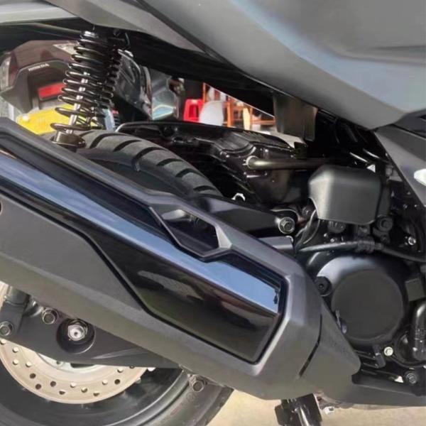 商品名マフラーカバーFORZAのカスタムにオススメの一品！転倒時にマフラーの傷を防ぐ商品です。適合車種ホンダ NSS350新型フォルツァ 250ご注意：排気管の形状に合わせてお買い求めくださいご注意：説明書付きおりません商品内容本体×1