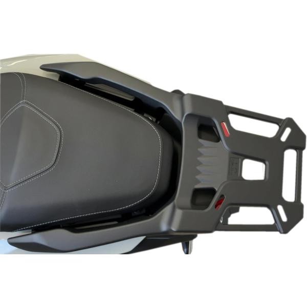 【商品情報】HONDA ADV160 アップフラットキャリア荷台の利便性アップ！※ハンドメイドのため微妙に左右対称でない部分がある場合があります。仕様本体×1※説明書は付属しておりません材質：ブラック【適合車種】適合車種 : ホンダ ADV160