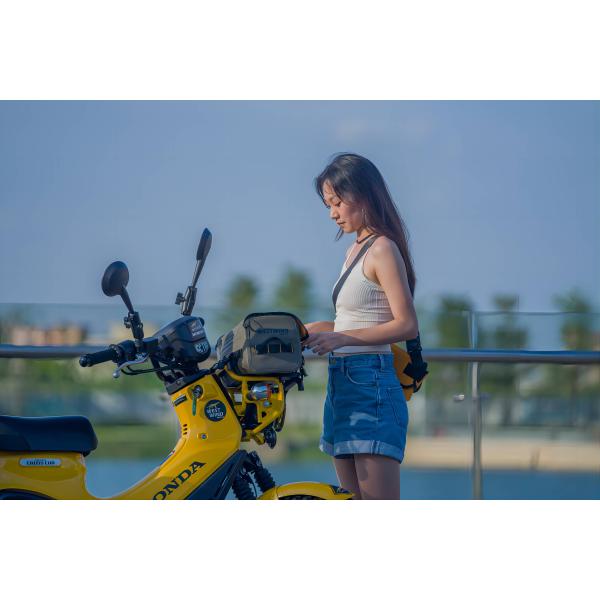 フロントキャリアに置く布製バック クロスカブの雰囲気を壊さず収納性が高める【商品内容】本体×１【商品仕様】カラー：グリーン、ブラック【サイズ】Mサイズ：9L(30*18*18CM)Lサイズ：12L（40*18*18CM）【適合車種】：クロス...