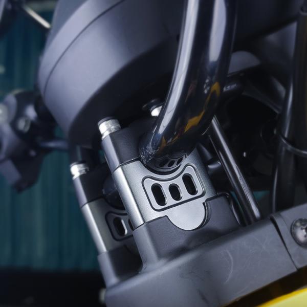 【適合車種】・ホンダ クロスカブ 110・スーパーカブ 50 110【セット内容】本体x1枚、装着用ネジx1式・材質：アルミ削り出し装着後ハンドル部分3cmアップ！※説明書は付属しておりません。※クロスカブ JA45車種適用出来ません。