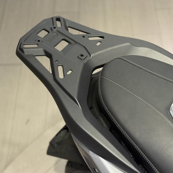 【商品説明】最大積載量15kg！ NMAX 125 NMAX 155専用 リアキャリア！取付簡単。アルミダイカスト 頑丈、軽量、高精度、高剛性！※海外のため、運輸途中細かい傷が付いての可能性があります。性能と安全性に影響が与えませんので、ご...