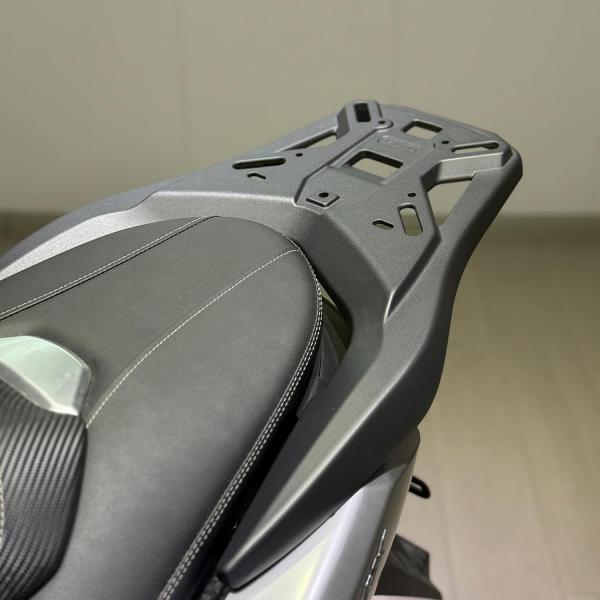 【2025年式NMAX専用設計】NMAX125 （2025年式）、NMAX155 （2025年式）専用設計のリアキャリア。【頑丈なアルミ合金構造】高強度なアルミ合金を採用。サビに強く、長期間にわたり安心して使用できます。最大積載重量は15k...