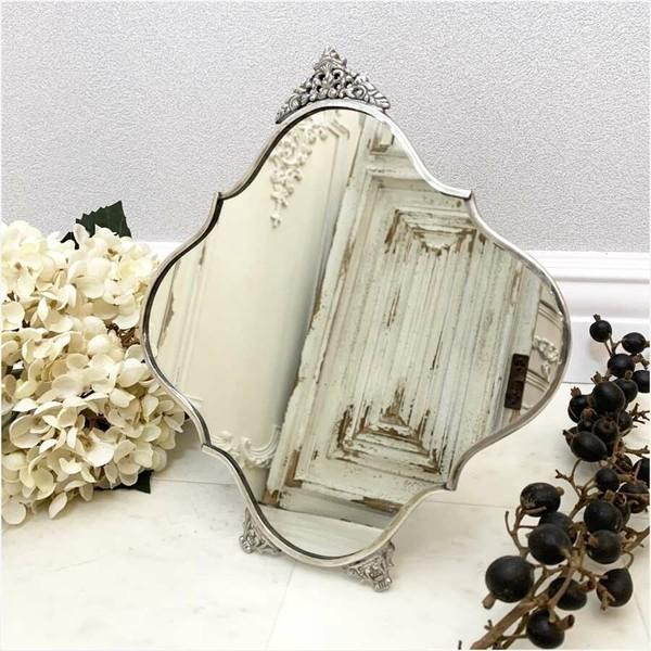 BRASS（真鍮）をアンティークシルバーに仕上げた重厚感・高級感のあるクラシックな卓上ミラー。細部のレリーフが美しく、背面もブラス・シルバーフィニッシュで仕上げています。シャビーシックなインテリアに加えることで、奥行きが生まれます。アンティ...