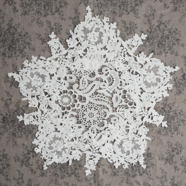 純白のとても繊細なギュピールレースで作られたドイリー。上質で上品なレース本来の気品を醸し出す贅沢なデザインです。家具の上に置くだけで、フェミニンな空間を演出できます。詳細情報商品サイズ：φ350mm製造国： 中国ご注意※　こちらの商品は、メ...