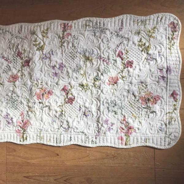色とりどりの草花を定番のホワイトキルトに写しこんで爽やかなイメージに仕上げたマルチキルト。心が浮き立つ美しいデザイン。愛らしい花々が散りばめられたキルトは、お部屋を明るくします。マットの裏には滑り止め加工されています。シーン別に使い分けがで...