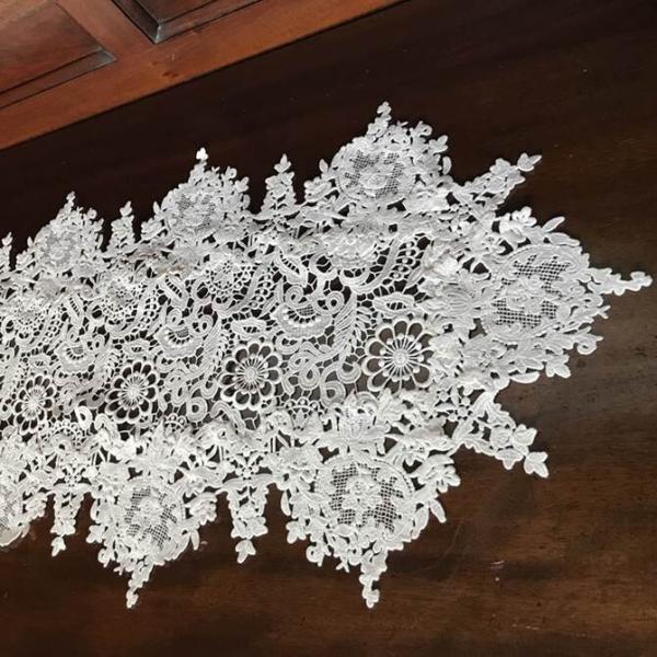 純白のとても繊細なギュピールレースで作られたテーブルセンター。上質で上品なレース本来の気品を醸し出す贅沢なデザインです。家具の上に置くだけで、フェミニンな空間を演出できます。詳細情報商品サイズL2：350mm×470mmL3：350mm×7...