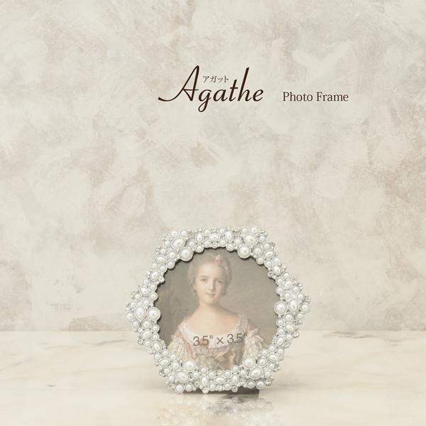 可愛らしいデザインの小さなフォトフレーム。Agatheシリーズは、おばあさまやお母さまから譲り受け、長年大切に使われてきた令嬢の道具を思わせる・・・そんな可愛らしいデザインです。ジュエリーのような装飾が儚くも美しく、とても上品。フォトフレー...