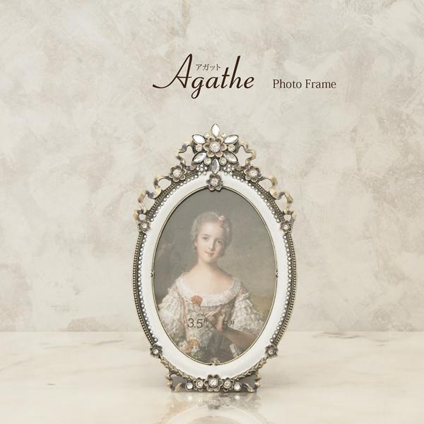 可愛らしいデザインのフォトフレーム。Agatheシリーズは、おばあさまやお母さまから譲り受け、長年大切に使われてきた令嬢の道具を思わせる・・・そんな可愛らしいデザインです。ジュエリーのような装飾が儚くも美しく、とても上品。フォトフレームのほ...