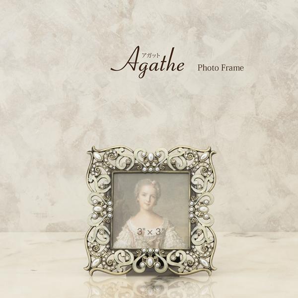 可愛らしいデザインのフォトフレーム。Agatheシリーズは、おばあさまやお母さまから譲り受け、長年大切に使われてきた令嬢の道具を思わせる・・・そんな可愛らしいデザインです。ジュエリーのような装飾が儚くも美しく、とても上品。フォトフレームのほ...
