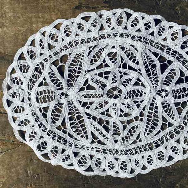 上質ホワイトリネンのハンドバテンレース。30年ほど以前にヨーロッパ向けに生産されたレースです。今では、このような大量生産ができる製作者が減ってハンドものはとても高価になってきてしまいました。これは、古い工場に保管されていた物で、新しいもので...