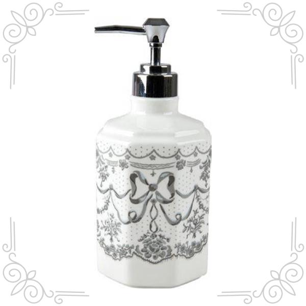 リボンモチーフが可愛いソープディスペンサー。柔らかいタッチで描かれたレースとリボンをグレーで表現することでフェミニンな中にもハイセンスな上品さを感じます。毎日使うソープディスペンサーもこだわりたい方へ。詳細情報商品サイズ：φ85mm/Ｈ20...