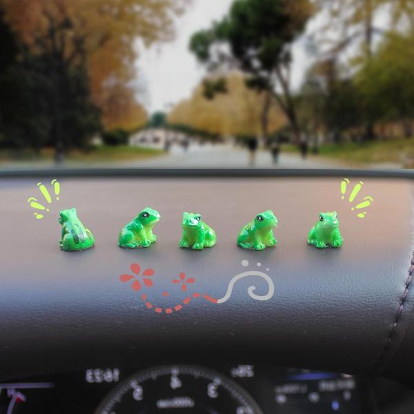商品名: 10個 ミニカエル 車のダッシュボードデコレーション、かわいいカエルの置物バックミラーオーナメント 粘着ステッカー付き、面白いダッシュボード装飾 車、家、庭用(カエル) 10PCS Mini Frogs Car Dashboard...