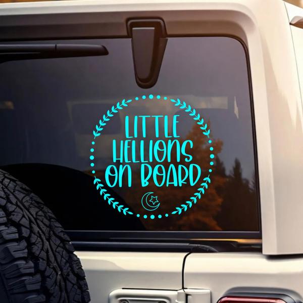 商品名: Little Hellions On Board カーデカール、面白い子供オンボード、皮肉な不安ジョークデカール、ビニール防水8インチバンパーステッカー、トラックウィンドウ、カーアクセサリーデコレーションギフト友人、お母さんへのギ...