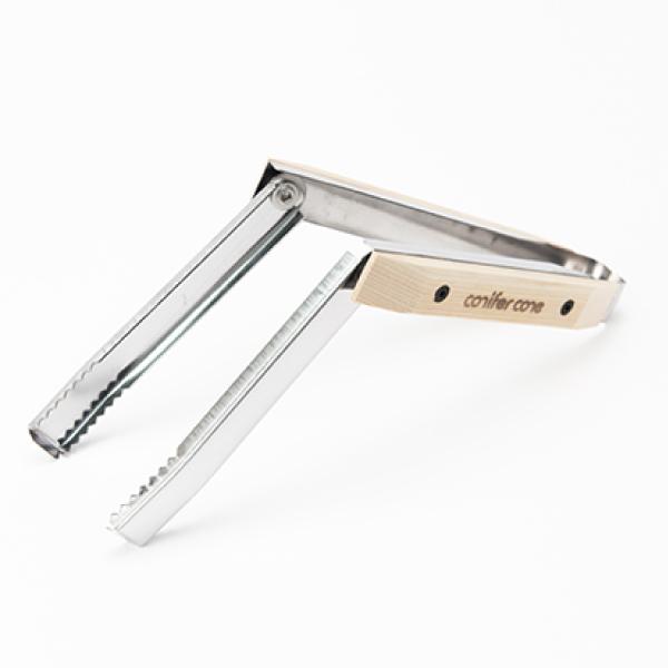 ▼パイロマスターの頼れる相棒。折りたたんでコンパクト収納、好みの角度で使い方自由自在。フリーアングル折りたたみトングです。国産ヒノキを採用したグリップ部がやわらかに手に馴染んでいきます。●先端部分はフリーアングルで調整可能●折りたたみ時はパ...