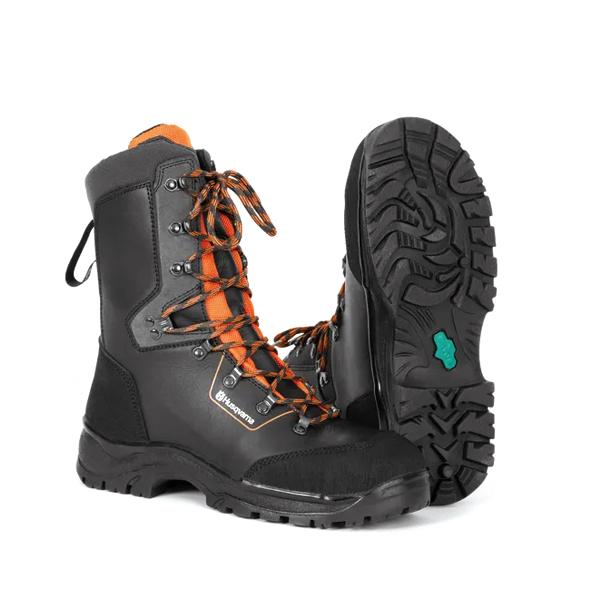 ▼丈夫でありながら軽量で快適なブーツ。フロントとヒールが強化されているため、耐摩耗性に優れ、足首と足の安定性に優れています。フロントベロにパッドがあり、鋼鉄製トゥキャップと取り外して洗える中敷きが付いています。バックストラップ付。EN IS...