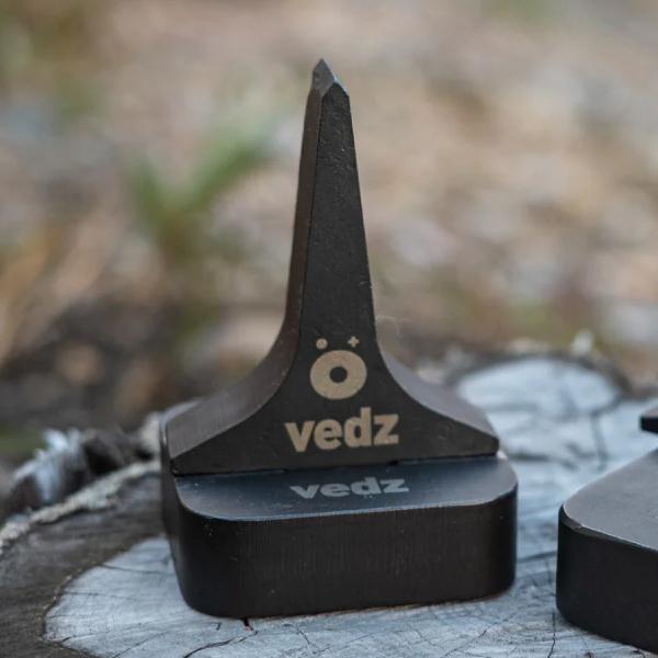 ▼小学生の息子と一緒に薪を割って思いっきり焚き火を楽しみたい。■仕様【バールくん】　体重：127g　横寸法：50mm　縦寸法：71mm　素材：鋳物(鉄)　性格：やや照れ屋【コンパクトベース】　体重：260g　横寸法：50mm　縦寸法：50m...