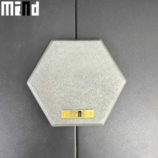 ▼モルタルと真鍮で仕上げたコースター調理後の熱い鍋やスキレットなども置くことができます。■仕様【サイズ】幅125×奥行110×高さ12mm【重量 】240g【素材】モルタル／真鍮【カラー】墨(モルタルを墨で着色)[ mind マインド アウ...