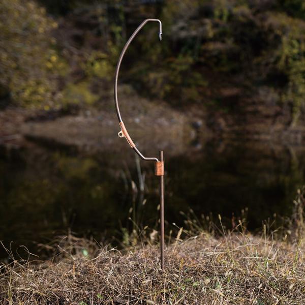 ▼Mountain Mountainの中でも絶大な人気を誇るランタンハンガー OLD MOON。今季は見た目の美しさはそのままに、半分の長さにスケールダウンしたOLD MOON petit をリリース。下弦の月と題されたアイアン製のランタン...