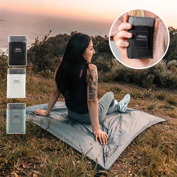 ▼耐水加工が施された手のひらサイズに収納できるシートです。バッグやポケットに入れていつでもどこでも手軽に携帯ができ、パッと取り出し、サッと座ることができます。 Matador マタドール ポケットブランケット 4.0 は耐水加工が施された手...