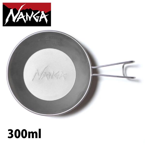 ▼燕三条の職人により作られたチタン製のシェラカップが登場底面にはエンボス加工で大胆にNANGAロゴを。チタンを使用することで軽量・丈夫なので直火での調理などにも◎50cc毎にメモリが付いているので炊飯などの調理の場面でも便利。容量は300m...