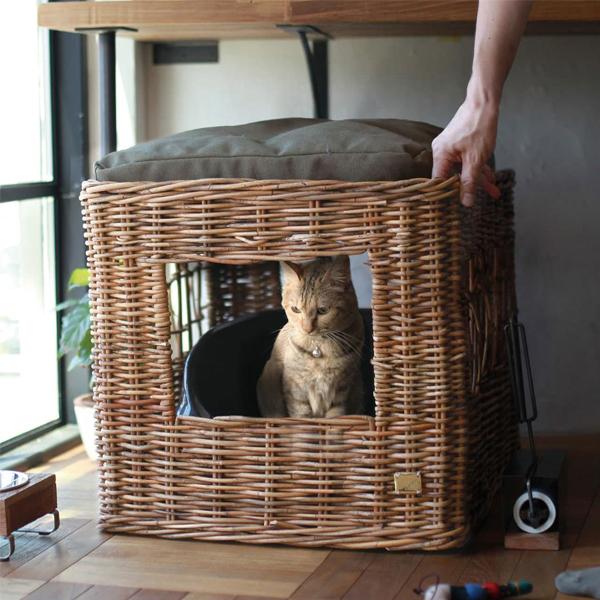 ▼皮付きラタンを使って編まれた猫用トイレカバー。表皮をそのまま残した皮付きラタンで編んだ猫用トイレカバーです。1点1点職人が手編みで仕上げており、天然素材の素朴な風合いがあふれる佇まい。お使いの猫トイレの上からかぶせるだけで使用でき、左右に...