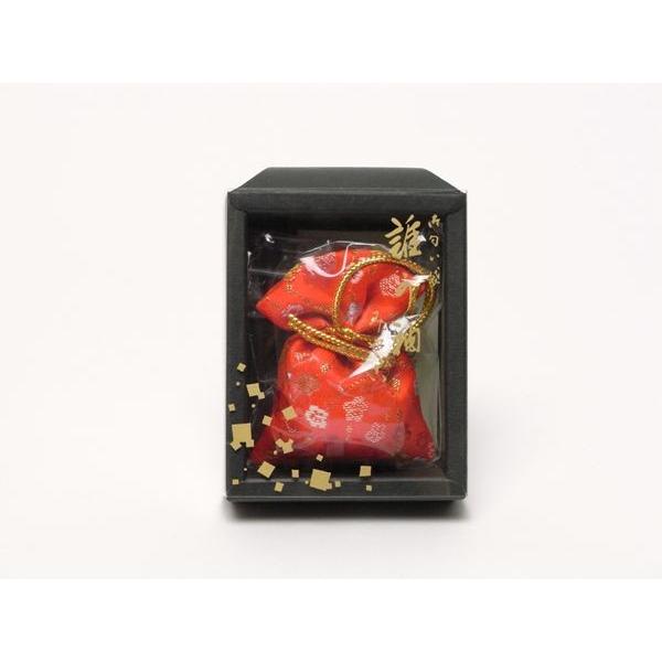 和のテイストをふんだんに使用した匂い袋。中には、落ち着きのある白檀をベースに自然の漢薬香料を仕様しております。見た目にもかわいらしく、袋には、金糸の入った金襴という生地を用いております。カバンに入れたり、携帯につけたり、車やお家の中でほのか...