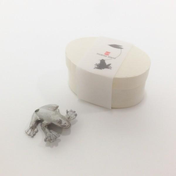 日本の職人の手により1つ1つ丁寧に作り上げられた、錫製のお香立てです。小さな曲げ輪っぱのパッケージに入り、ギフトとしての提案におすすめです。サイズ：40×60×30mm（わっぱ）素材：錫（すず） 本体サイズ：W28×D31×H12mm※香皿...
