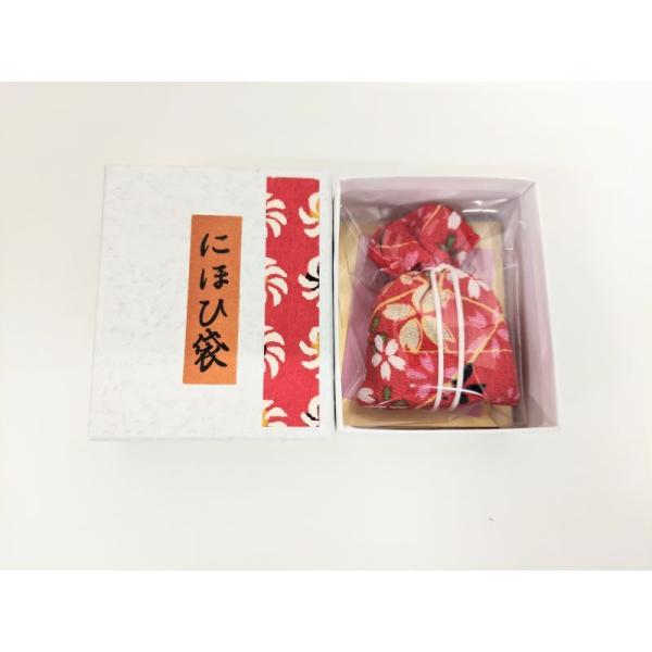 友禅縮緬にて謹製いたしました愛らしい香り巾着です。本体全長　約6ｃｍ紙箱入　7.5×6×3ｃｍ※色と柄はお選びいただけません。　あらかじめご了承ください。
