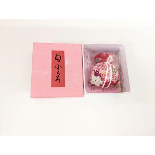 友禅縮緬にて謹製いたしました愛らしい香り巾着です。本体全長　約4ｃｍ紙箱入　5.5×6×2.5ｃｍ※色と柄はお選びいただけません。　あらかじめご了承ください。