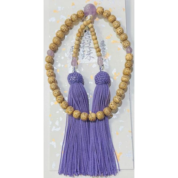 主珠　　：　星月菩提珠（せいげつぼだいじゅ）仕立　　：　藤雲石正絹房　：　19　藤紙箱入「星月菩提珠」は、お釈迦様が、その下で悟りを開かれたという菩提樹の実です。星月菩提珠は丸い窪みと星のような斑点が特徴で「仏界」の宇宙を表しています。手に...